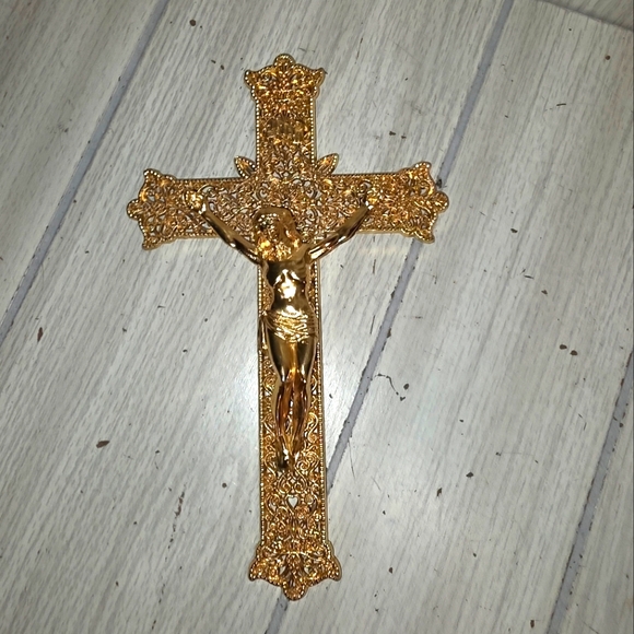 Vintage | Wall Decor | Vintage Rococo Brass Filligree Crucifix Jesus On ...